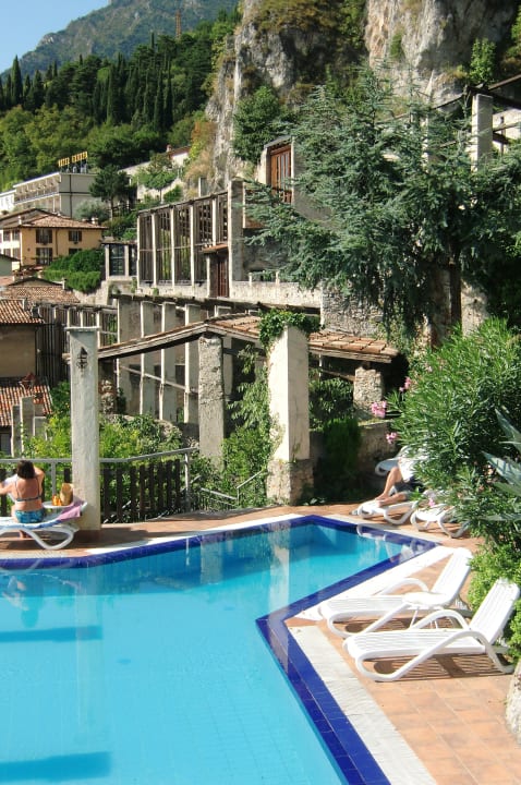 "Pool mit Blick auf die fa..." Hotel Castell (Limone) • HolidayCheck ...