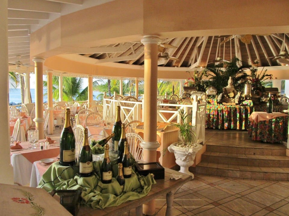 "Hier gibt es auch Frühstü..." Coco Reef Resort & Spa (Crown Point ...