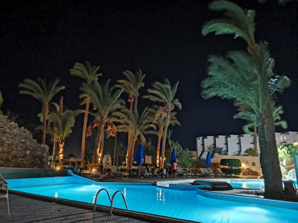 "Der große Hauptpool mit r..." Shams Lodge Water Sports Resort, Abu ...