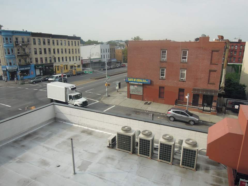 "Hałaśliwe skrzyżowanie za..." Brooklyn Way Hotel (New York - Brooklyn ...