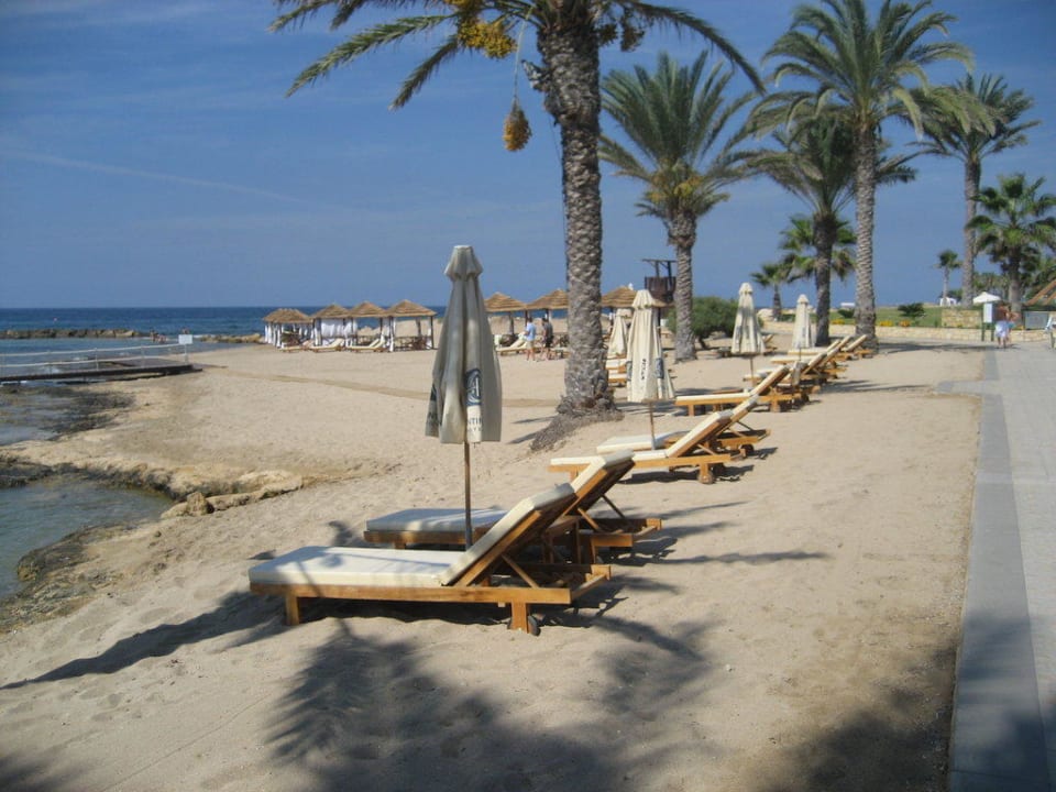 "Pool und dahinter gleich ..." Constantinou Bros Asimina Suites Hotel ...