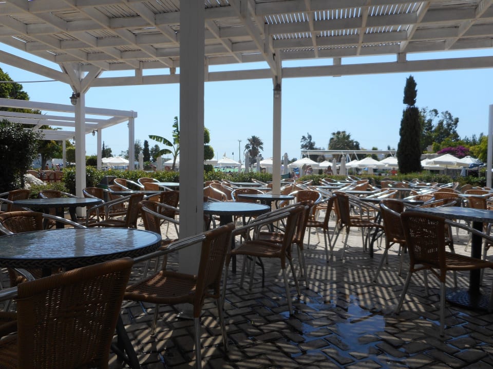 "Terrasse vor dem Restaura..." Hotel Sun Palace (Faliraki ...