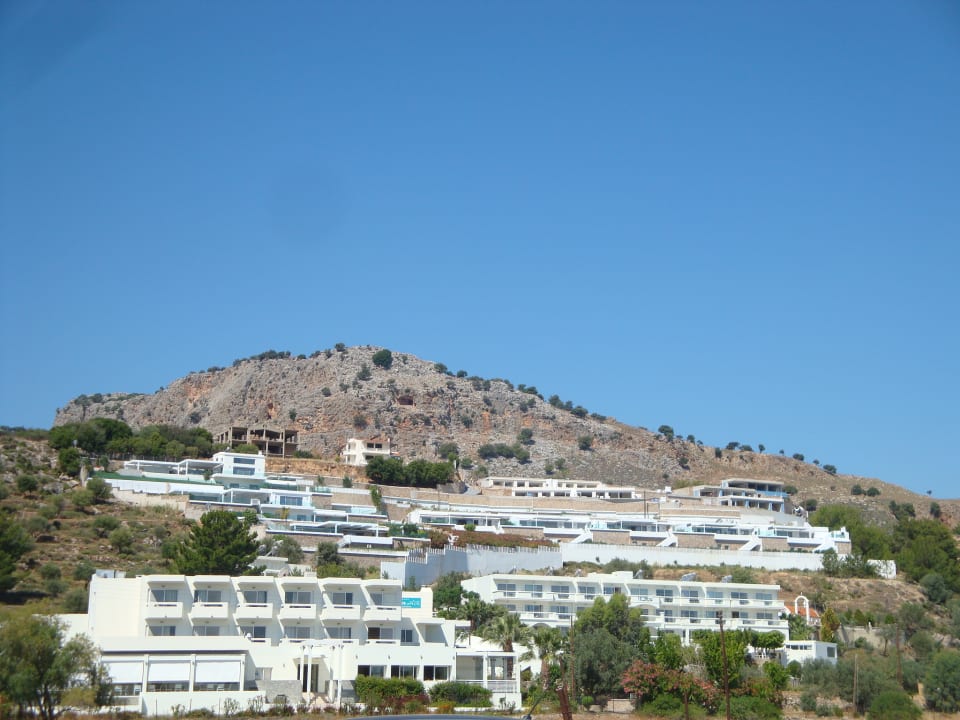 "Der Pool beim oberen Gebä..." Lindos White Hotel & Suites (Kalathos ...