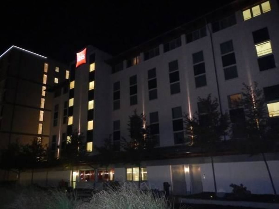 "Nachtfassade UBahnSeite" Hotel Ibis München Garching (Garching bei ...