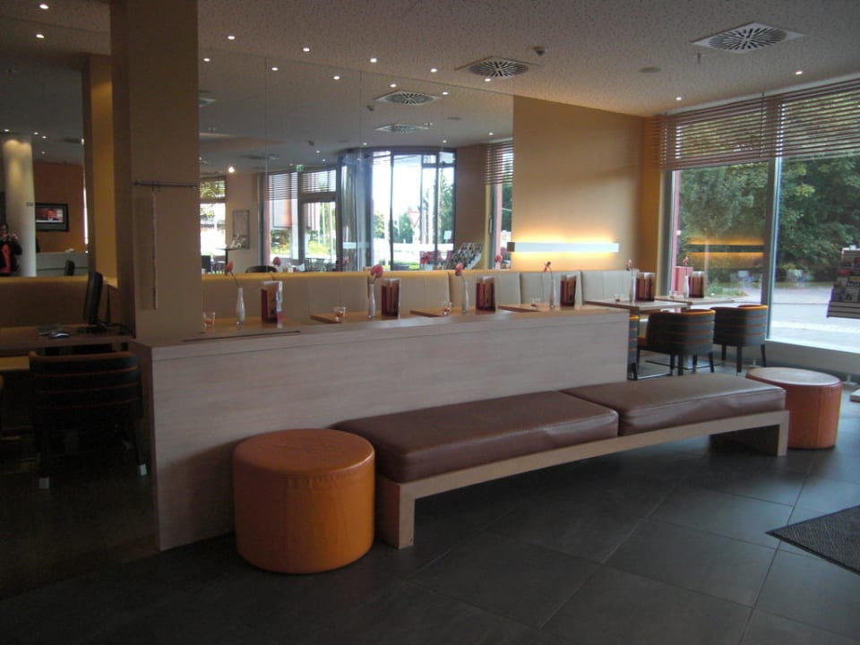 "Sitzgelegenheiten der Bar..." Premier Inn München Messe (Haar ...