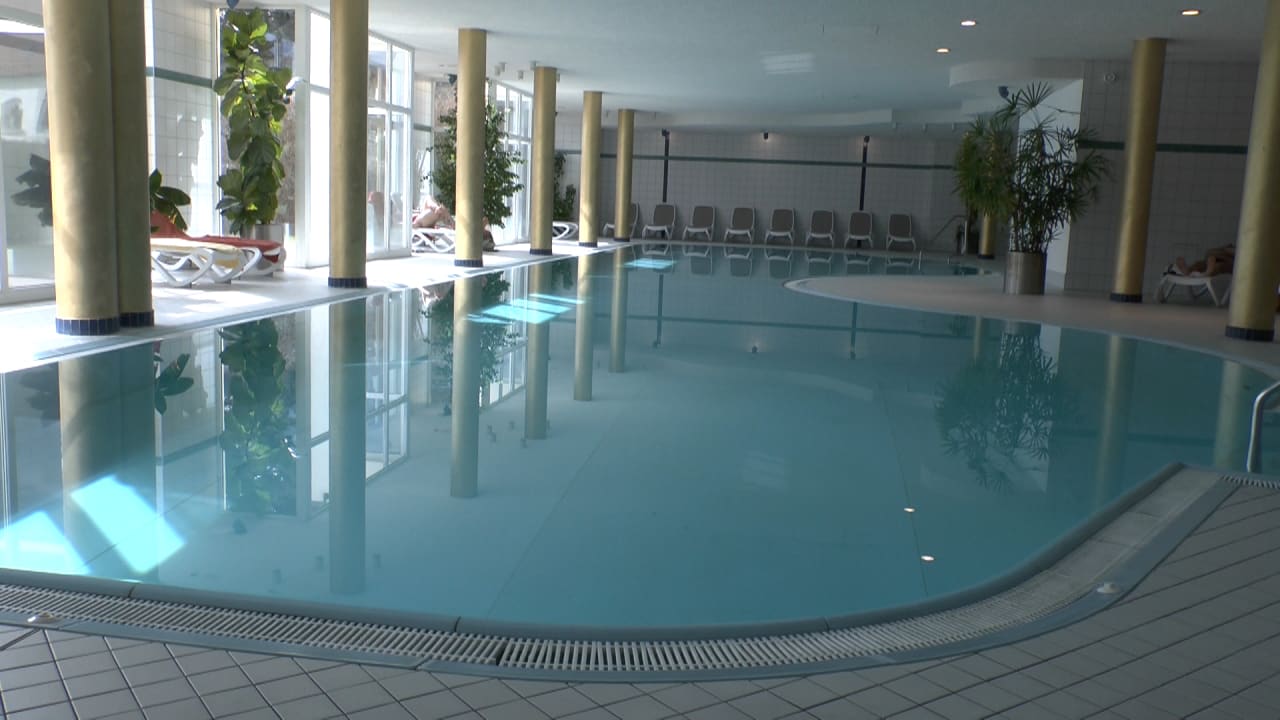 "Das große Hallenbad." Donna Hotel Klosterhof (Neukirchen beim Heiligen ...