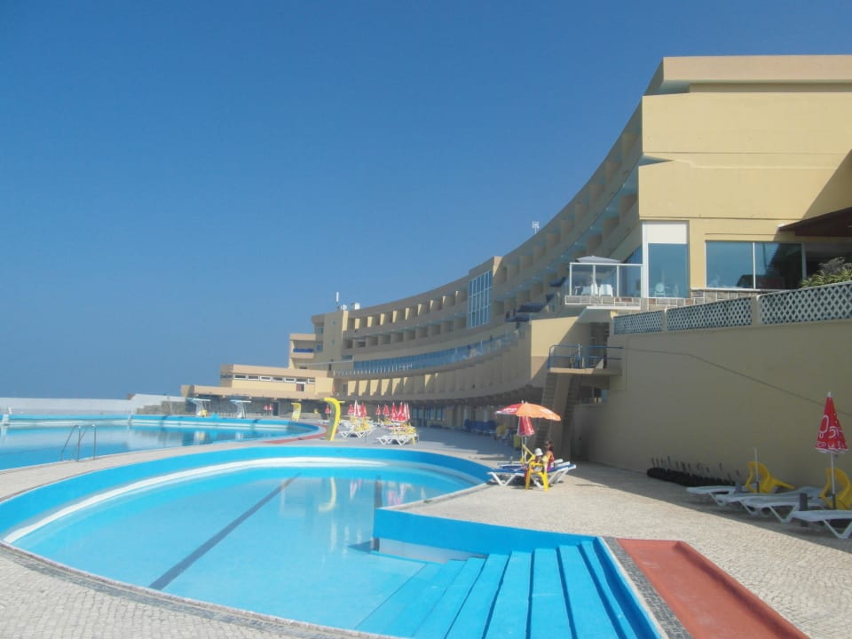 "Der Pool inkl. Kinderschw..." Arribas Sintra Hotel (Almoçageme ...