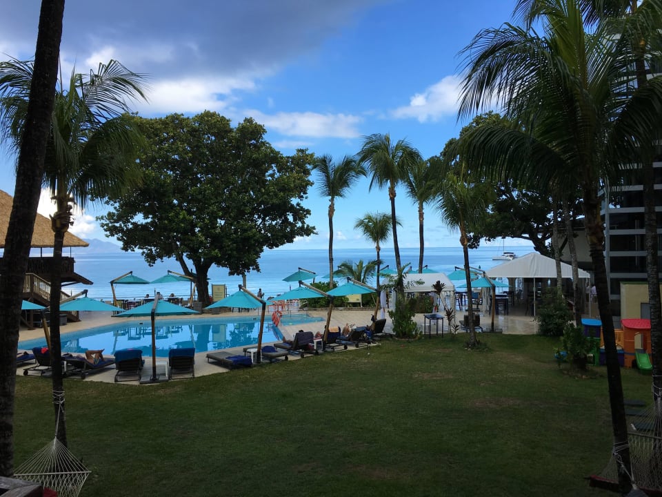 "Blick aus dem Zimmer" Coral Strand Smart Choice Hotel (Beau Vallon ...