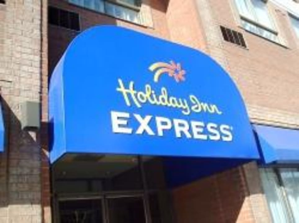 "Seiteneingang des HI Expr..." Hotel Holiday Inn Express Toronto ...