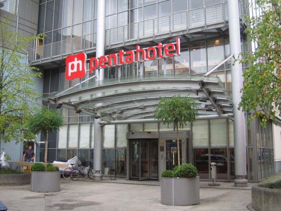 "Blick auf den Eingangsber..." pentahotel Rostock (Rostock ...