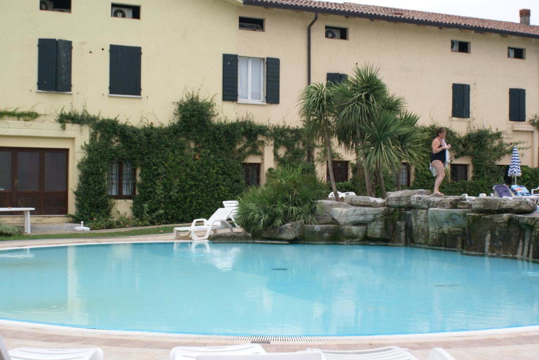 "Pool mit Blick auf unsere..." Hotel Bella Italia (Peschiera del Garda ...