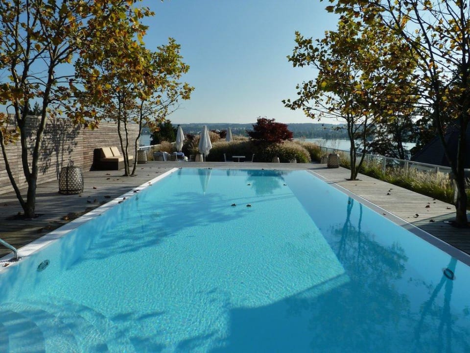 "Aussicht auf Pool und Lie..." RIVA - Das Hotel am Bodensee (Konstanz ...