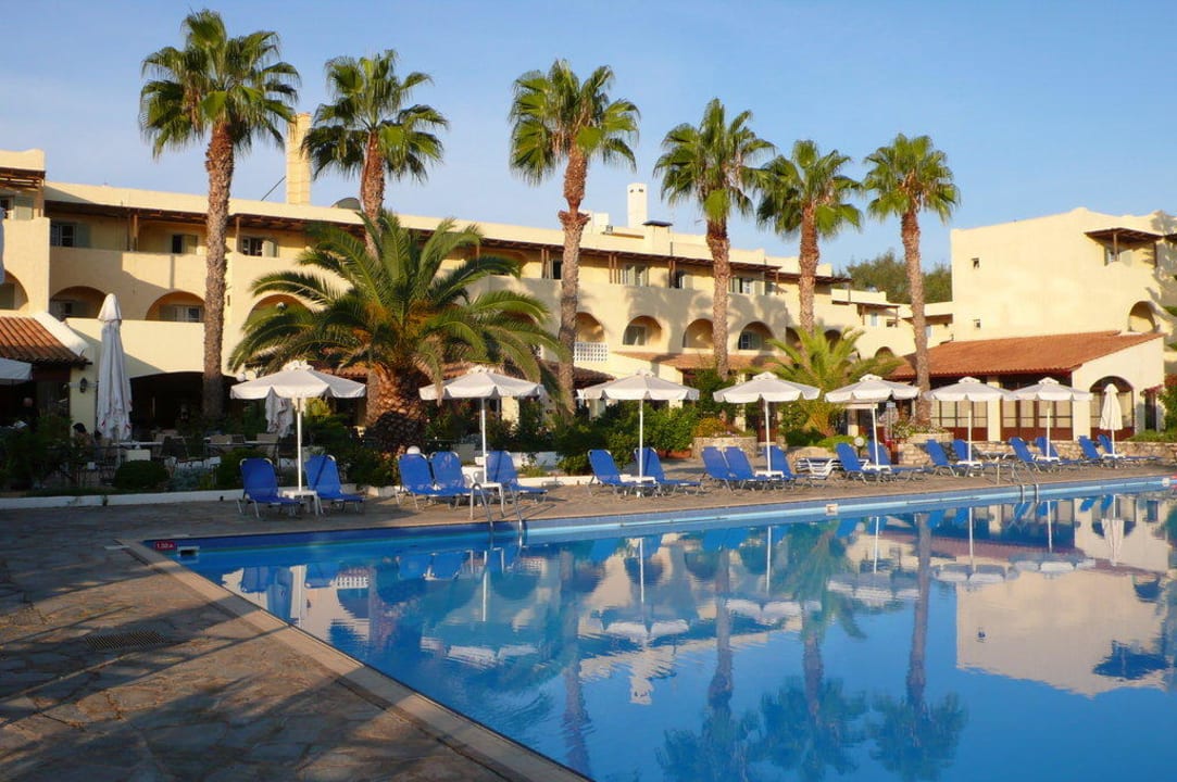 "Pool und Nebengebäude mit..." Grecotel Casa Marron (Lakopetra ...