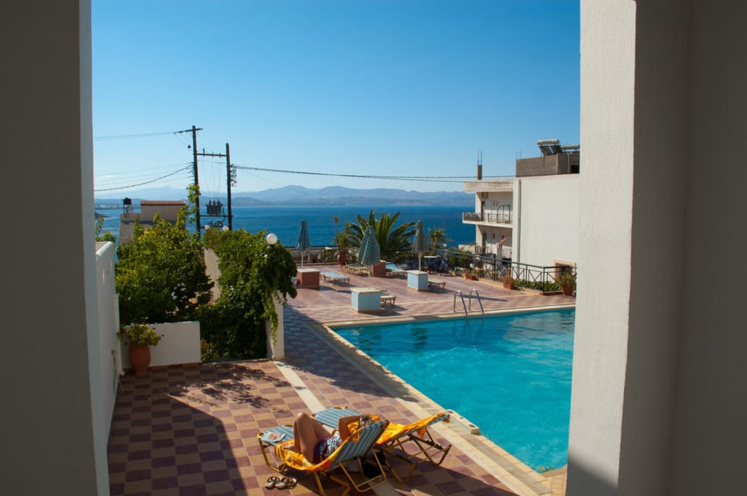 "Blick auf den Pool" Hotel Adonis (Agia Galini) • HolidayCheck (Kreta ...