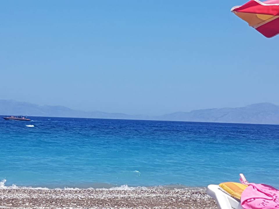 "Strand mit spitzen Steine..." Semiramis City Hotel (Rhodos Stadt ...