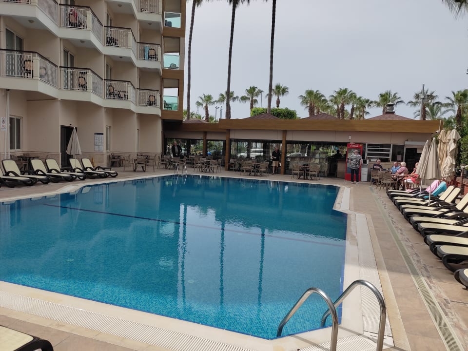 "1. Pool vor der Café-Bar" Hotel Riviera (Alanya) • HolidayCheck ...