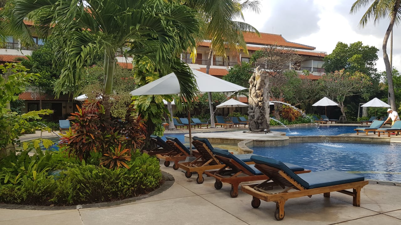 "Pool- und Gartenbereich" Bali Rani Hotel (Kuta) • HolidayCheck (Bali ...