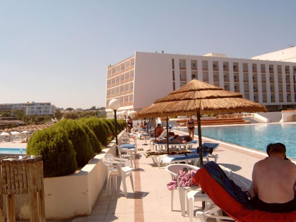 "Liegen im Poolbereich des..." Eden Roc Resort (Kallithea ...