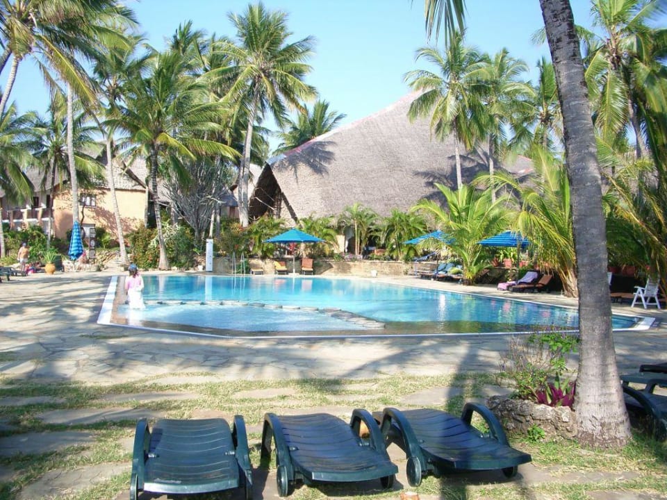 "Pool" Bahari Beach Hotel (Mombasa) • HolidayCheck (Provinz Coast | Kenia)