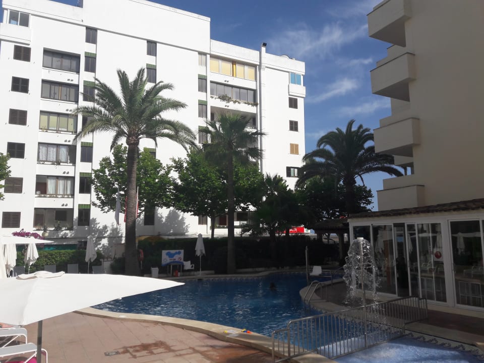 "Pool, das weiße Gebäude g..." Cabot Cap de Mar (Cala Bona ...