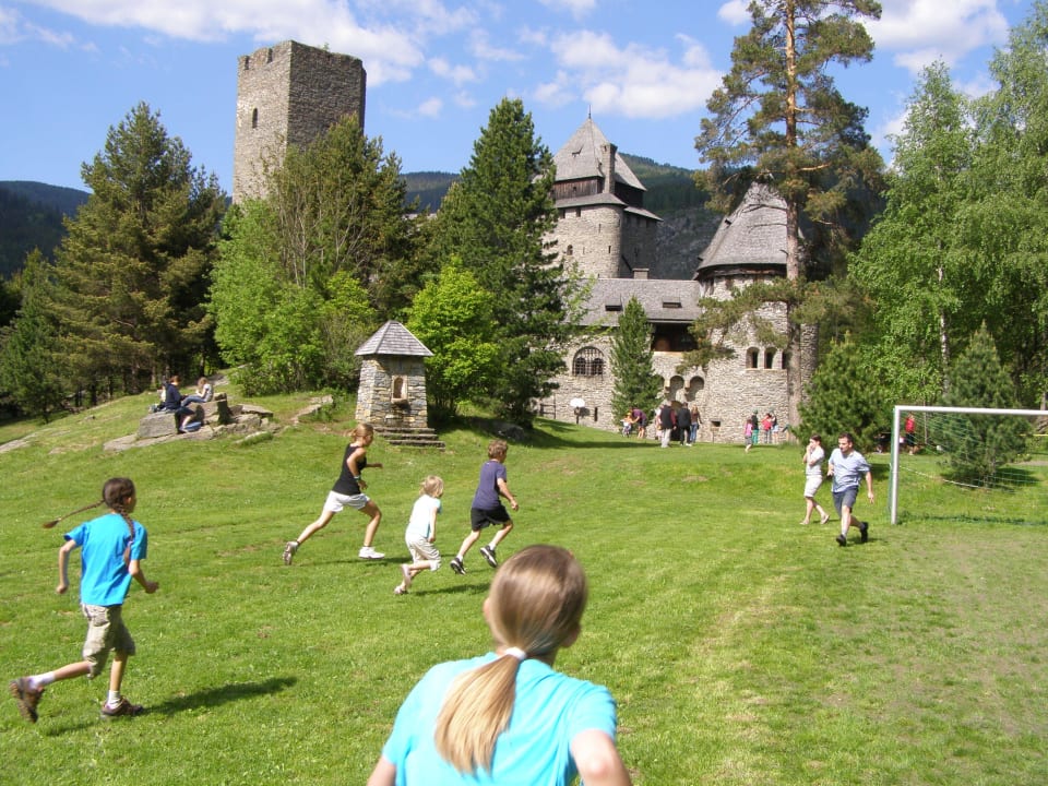 "Alte Steine - junge Mensc..." Burg Finstergrün (Ramingstein ...