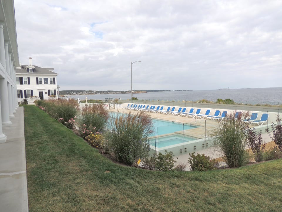 "Pool im Gartenbereich, Bl..." Bass Rocks Ocean Inn Hotel (Gloucester ...