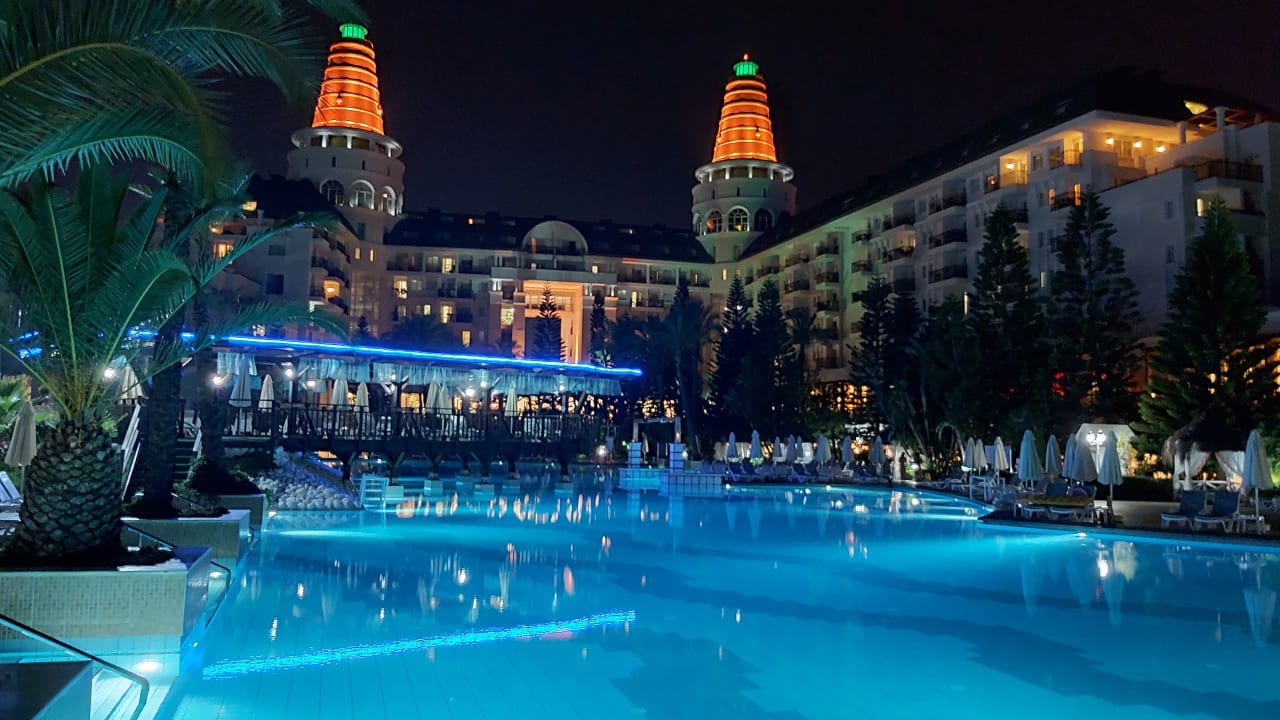 "Diva bei Nacht." Hotel Delphin Diva (Lara) • HolidayCheck (Türkische ...