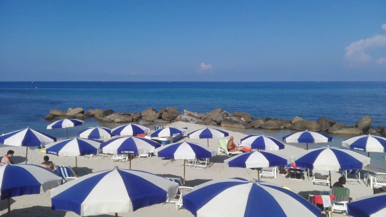 "Von der Strand bar aus ge..." Hotel Club Torre Marino (Ricadi ...