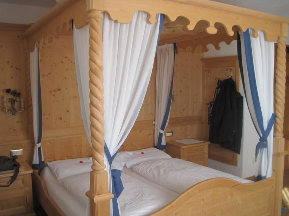 "Mein Zimmer mit Himmelbet..." Almhotel Col Raiser (Santa Cristina ...