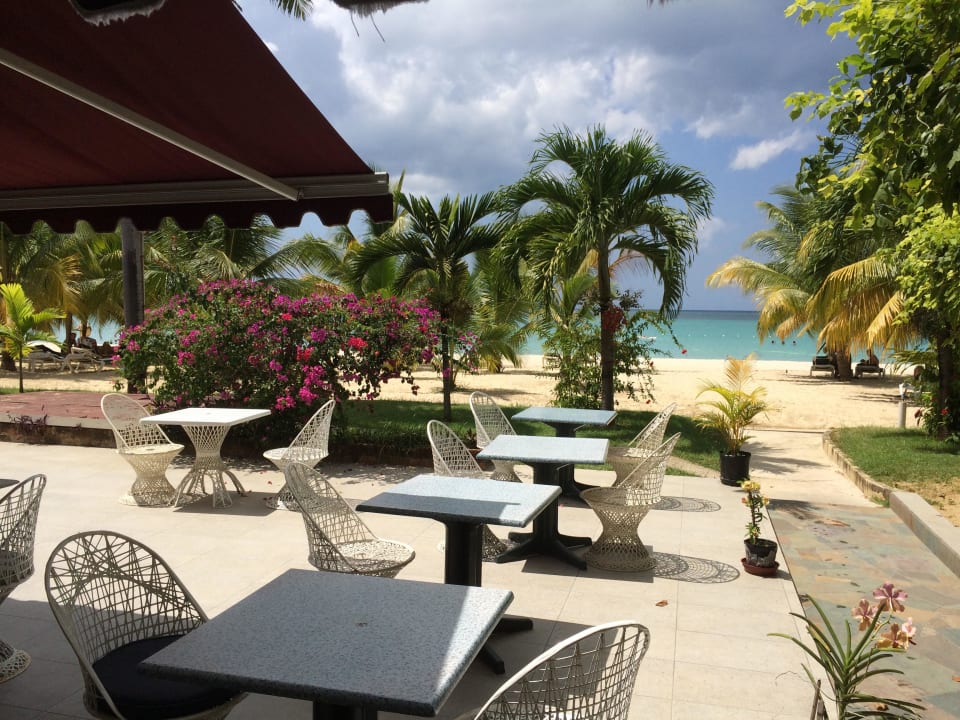 "Essen überdacht oder im F..." Charela Inn Hotel (Negril ...