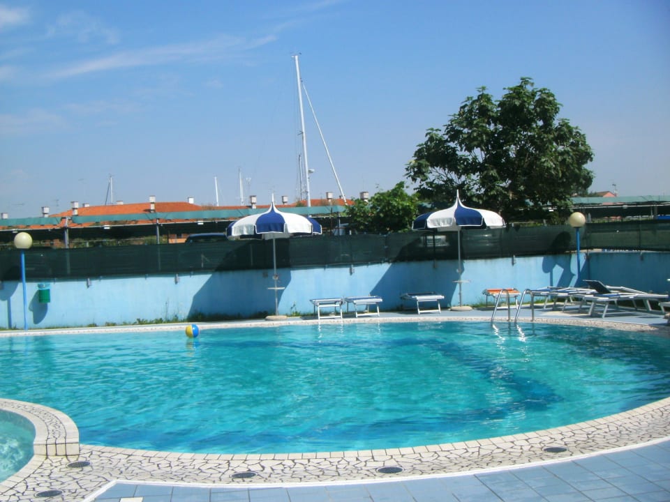 "Schöner Pool" Hotel Ambassador (Caorle) • HolidayCheck (Venetien ...