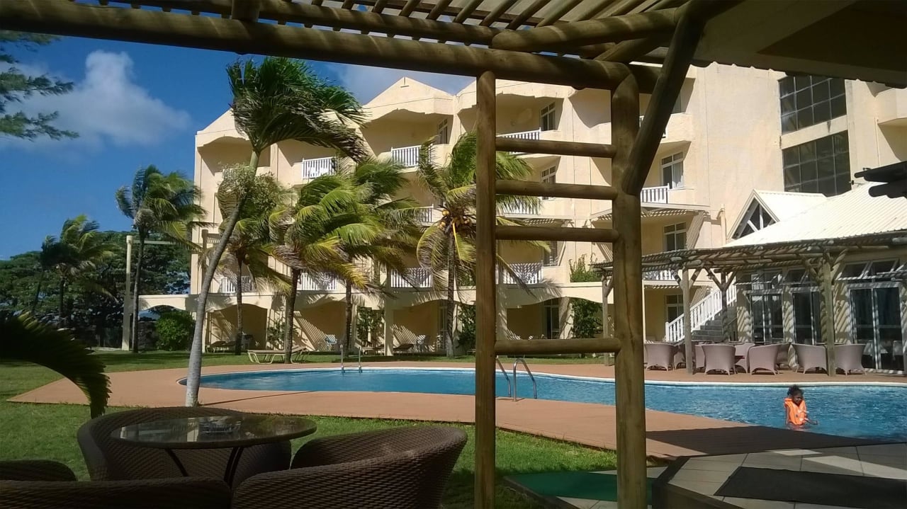 "Und Blick auf das Hotel v..." Hotel Silver Beach (Trou d'Eau Douce ...