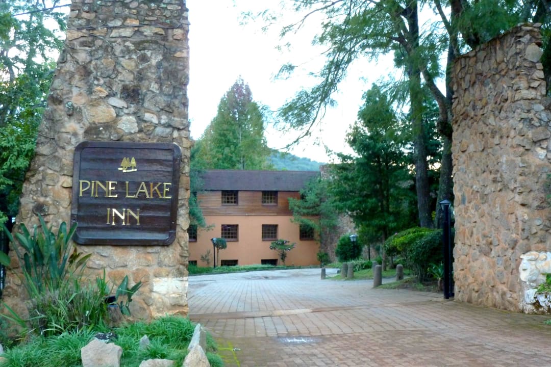 "Die großzügige und einlad..." Pine Lake Inn (White River ...