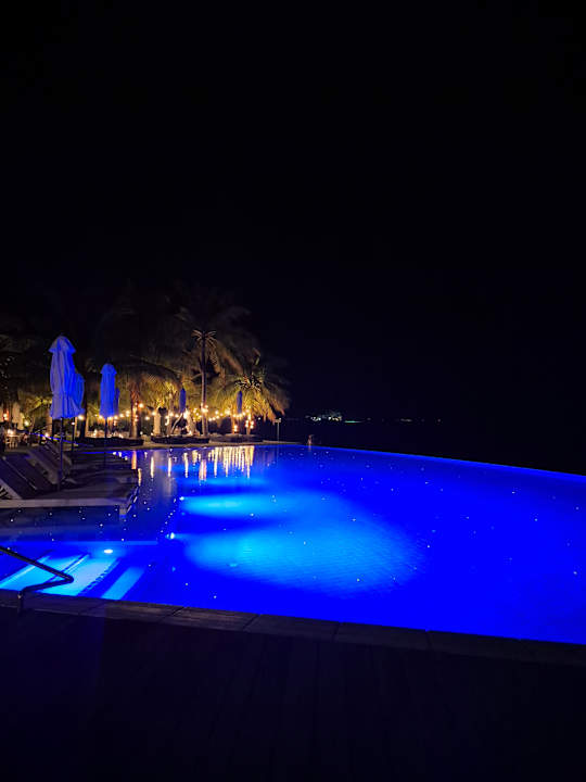 "Sangu Pool am Abend" Kuredu Island Resort & Spa (Hinnavaru ...