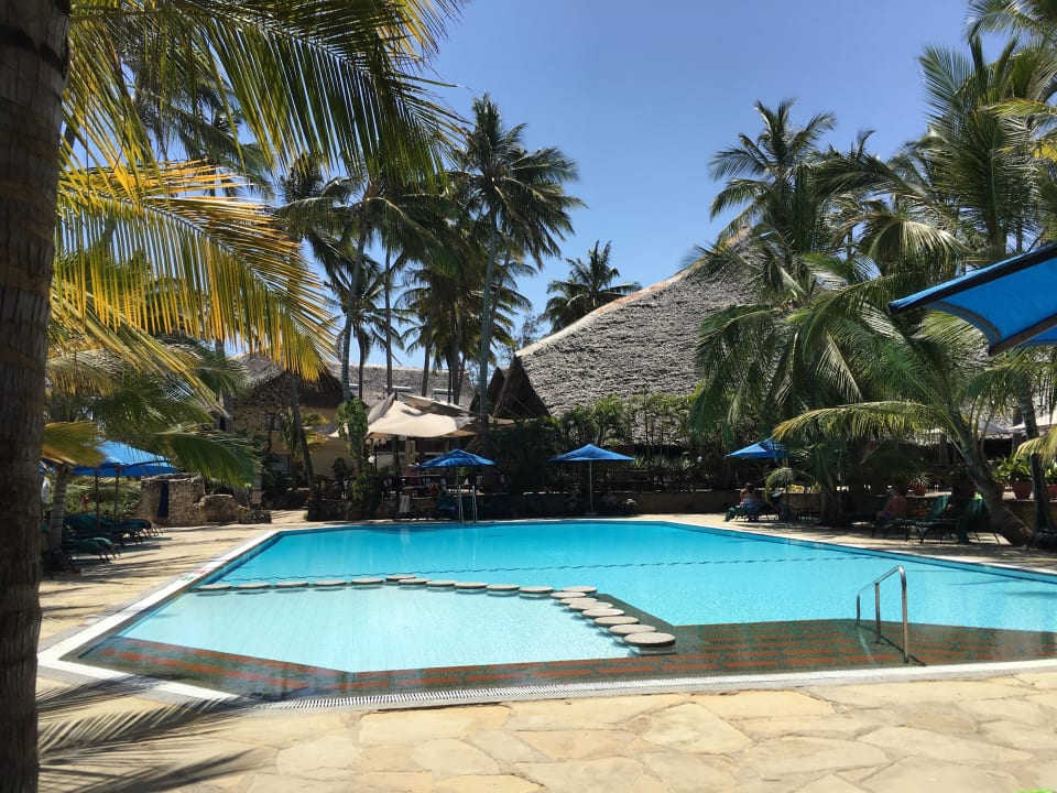 "Pool" Bahari Beach Hotel (Mombasa) • HolidayCheck (Provinz Coast | Kenia)
