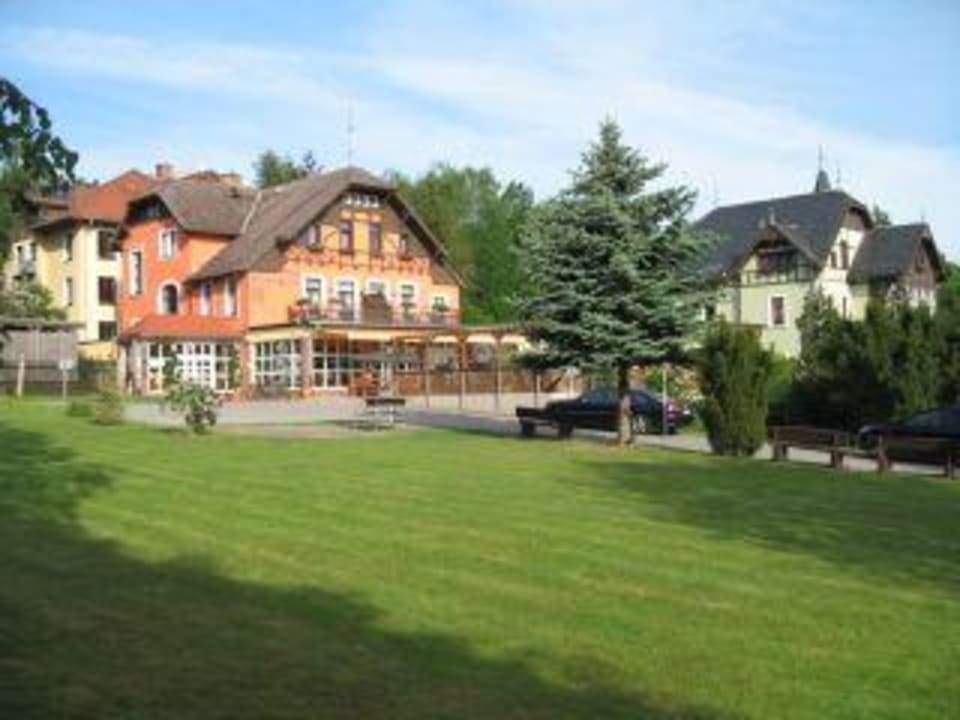 "Haupt- und Nebengebäude" Parkhotel Margaretenhof (Gohrisch ...