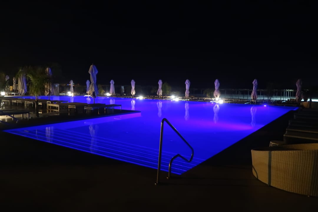 "Infinitypool bei Nacht" The Orangers Garden Villas & Bungalows ...