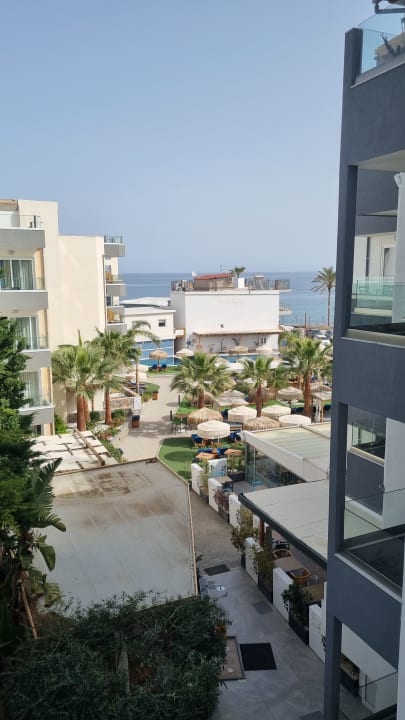 "Blick auf den Pool bei Na..." Infinity Blue Boutique Hotel & Spa ...