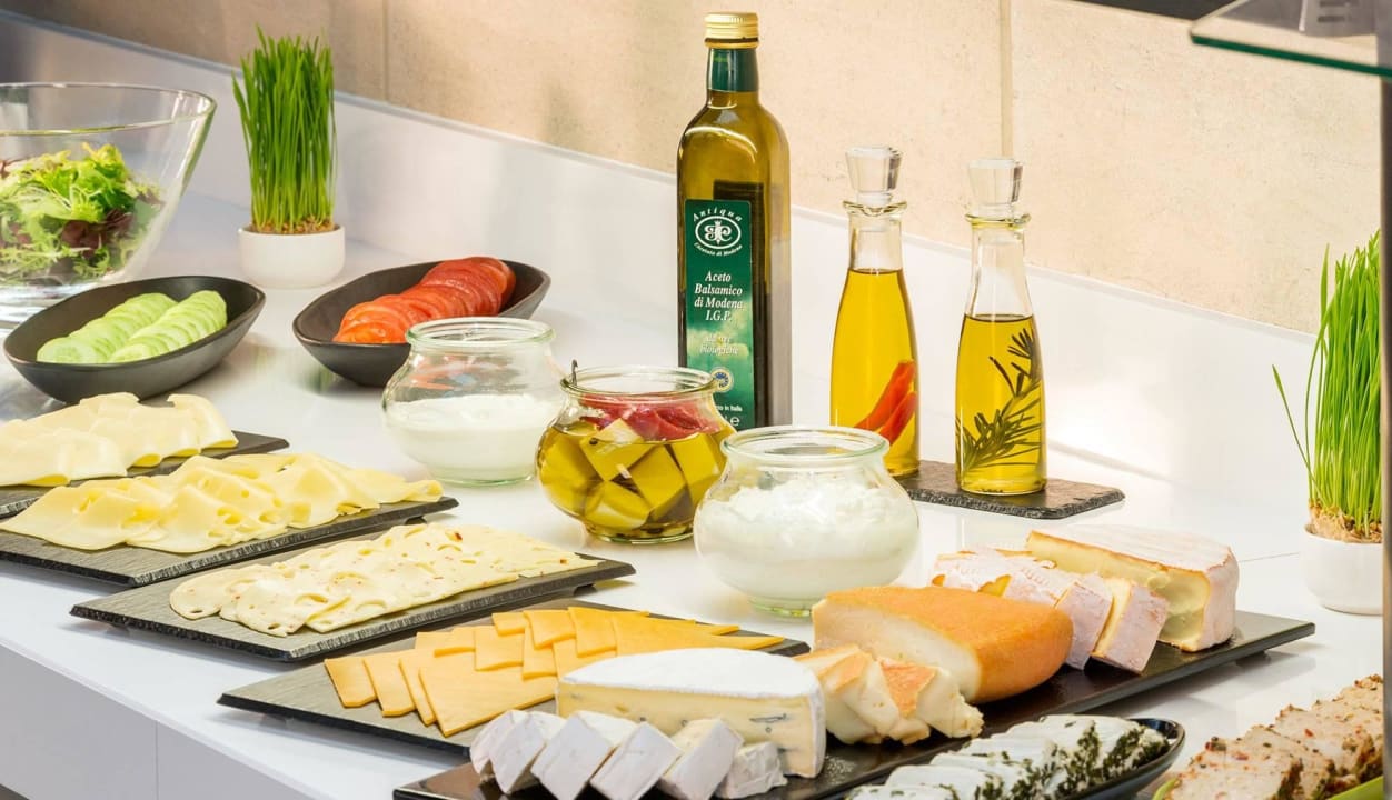 "Buffet Breakfast" NH Collection Hamburg City (Hamburg) • HolidayCheck ...