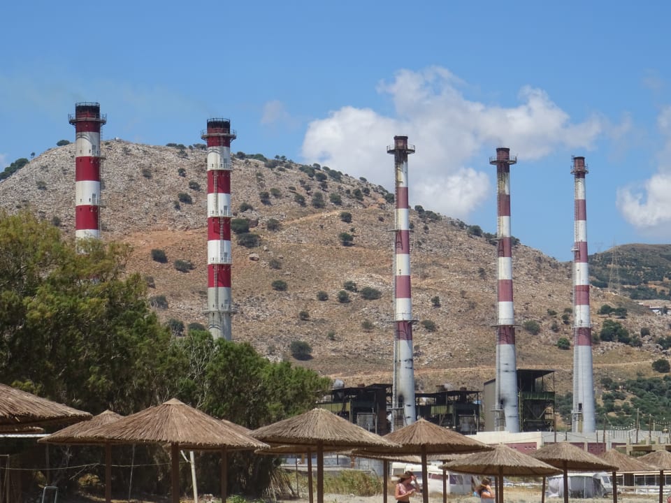 "Das Kraftwerk vom Strand ..." Atlantica Akti Zeus Hotel (Amoudara ...