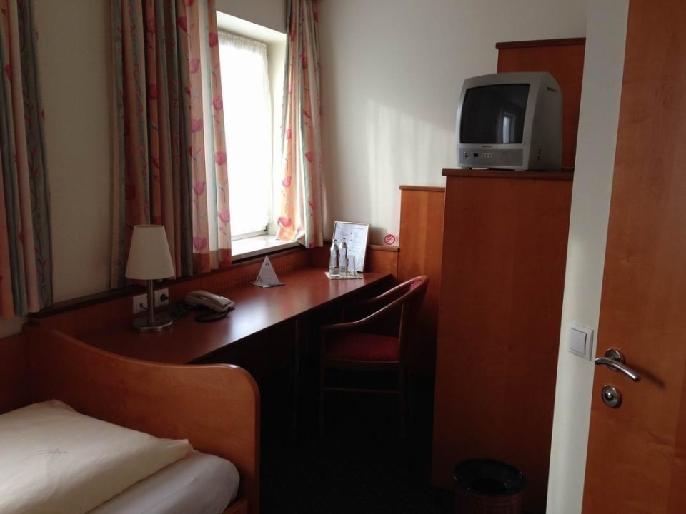 "Kleines Zimmer, Mini-TV." Hotel Kremstalerhof (Leonding ...