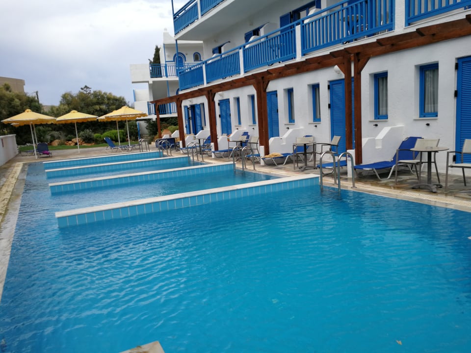 "Außenansicht des Blocks l..." Mitsis Rinela (Kokkini Hani ...