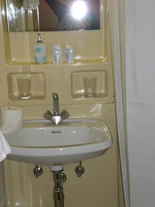 "Bad mit Dusche und WC ohn..." Hotel Am Markt (München) • HolidayCheck ...