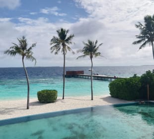 "Pool" Reethi Faru Resort (Meedhoo) • HolidayCheck (Raa Atoll | Malediven)